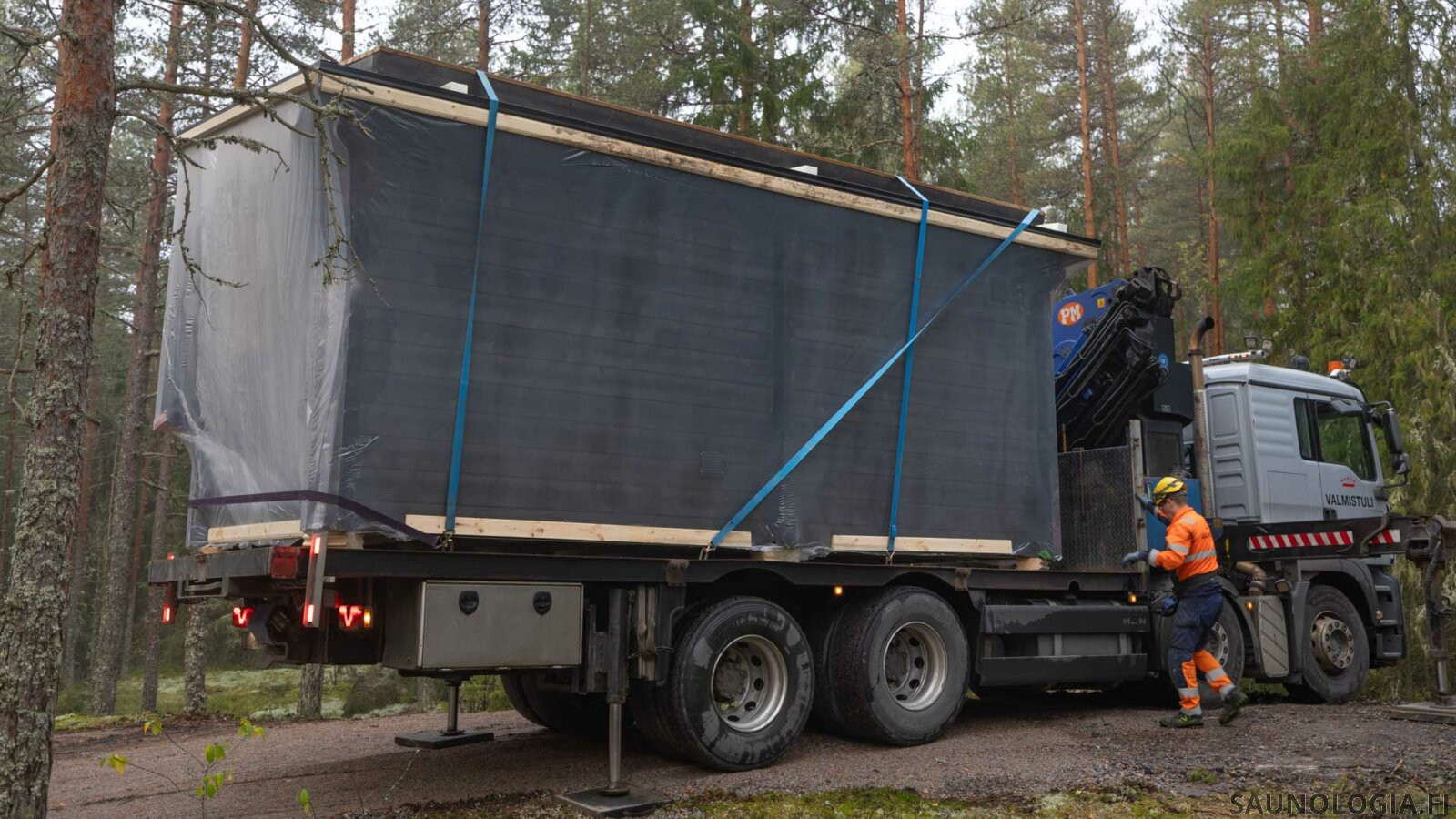 Näin saapuu saunamökki kotiinkuljetuksena | Saunologia.fi